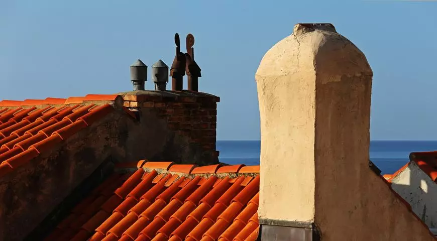 Als u de Royal Harbor Gardens wilt zien, ga dan naar het dorp Tropeno 10 km van Dubrovnik. Aquaduct en arbors, fonteinen met standbeelden en in beslag genomen door de verliezende galerij, in de schaduw van welke intriges, Lord Varis en Tyrion, bevinden zich in de lokale Ardorria. Waarschijnlijk zal elke inwoner van deze stad u mijn verhaal van deelname aan de opname vertellen. 74550_3