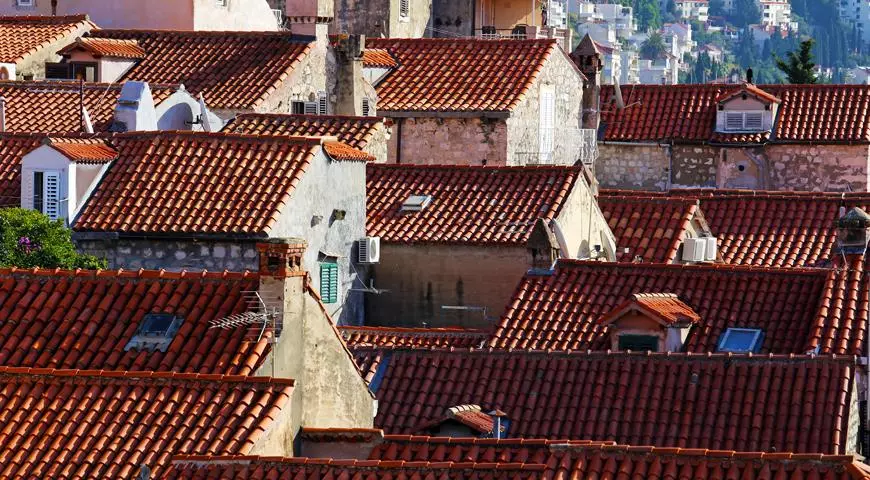 Als u de Royal Harbor Gardens wilt zien, ga dan naar het dorp Tropeno 10 km van Dubrovnik. Aquaduct en arbors, fonteinen met standbeelden en in beslag genomen door de verliezende galerij, in de schaduw van welke intriges, Lord Varis en Tyrion, bevinden zich in de lokale Ardorria. Waarschijnlijk zal elke inwoner van deze stad u mijn verhaal van deelname aan de opname vertellen. 74550_6