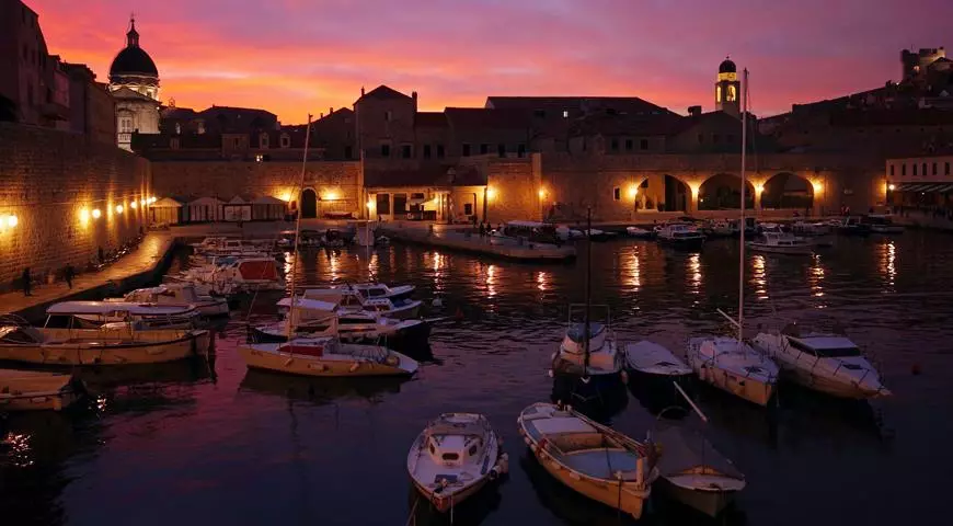 Als u de Royal Harbor Gardens wilt zien, ga dan naar het dorp Tropeno 10 km van Dubrovnik. Aquaduct en arbors, fonteinen met standbeelden en in beslag genomen door de verliezende galerij, in de schaduw van welke intriges, Lord Varis en Tyrion, bevinden zich in de lokale Ardorria. Waarschijnlijk zal elke inwoner van deze stad u mijn verhaal van deelname aan de opname vertellen. 74550_7