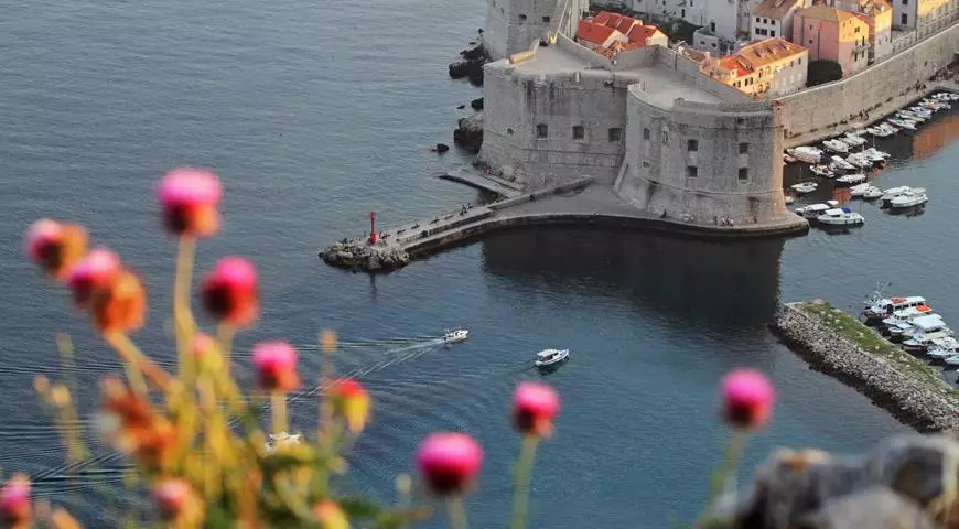 Als u de Royal Harbor Gardens wilt zien, ga dan naar het dorp Tropeno 10 km van Dubrovnik. Aquaduct en arbors, fonteinen met standbeelden en in beslag genomen door de verliezende galerij, in de schaduw van welke intriges, Lord Varis en Tyrion, bevinden zich in de lokale Ardorria. Waarschijnlijk zal elke inwoner van deze stad u mijn verhaal van deelname aan de opname vertellen. 74550_9