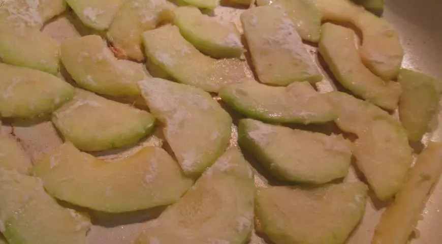 Snijd de plakjes gekookt in uniforme aardappelen, courgette, bak in meel