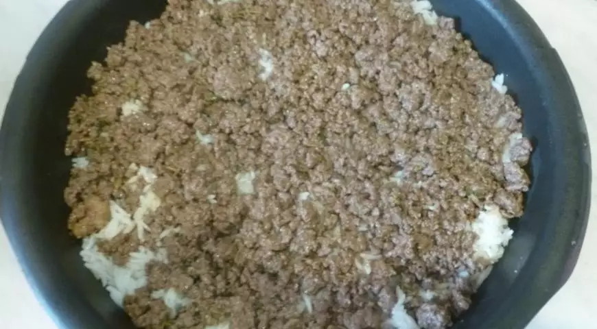 ভাত বিছানা আউট বেকিং জন্য ফর্ম, তারপর minced উপরে