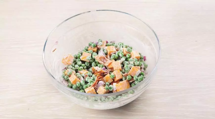 Stock Foto Cooking recipe: peas salad with cheese and bacon, step number 5