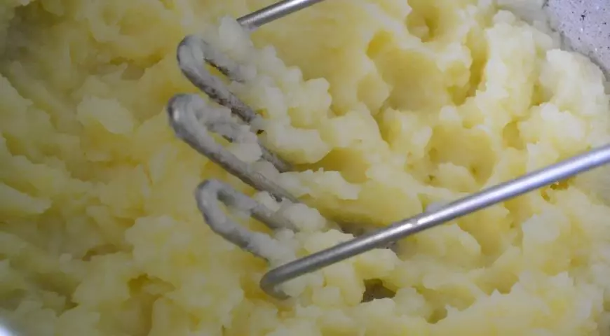 Een zacht puree voorbereiden op een aardappelrol met een heerlijk