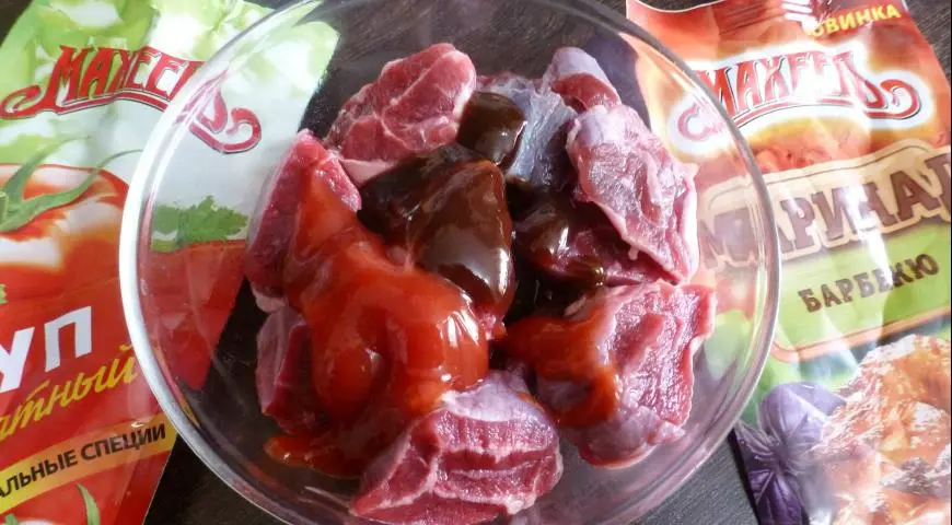 Motong potongan daging sareng tambahkeun marinade sareng ketchup