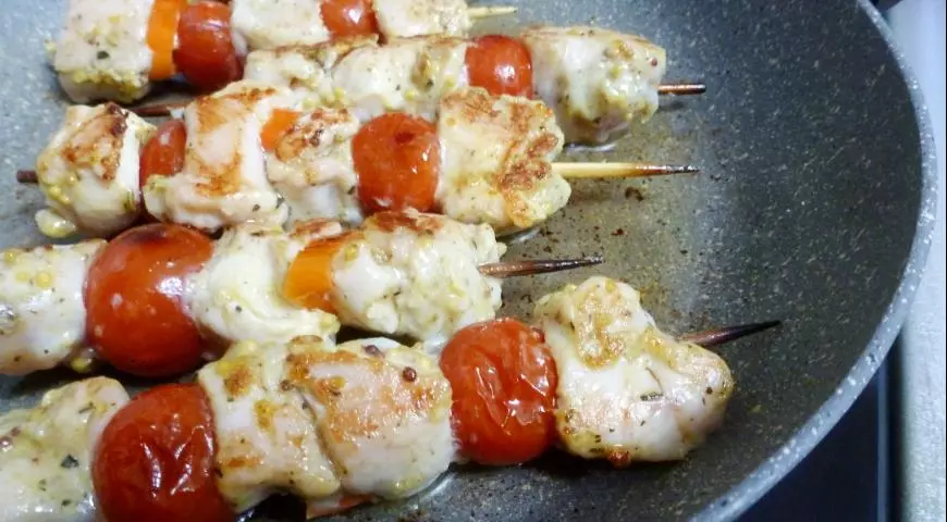 Fry mini kebabs nga adunay mustasa ug cherry