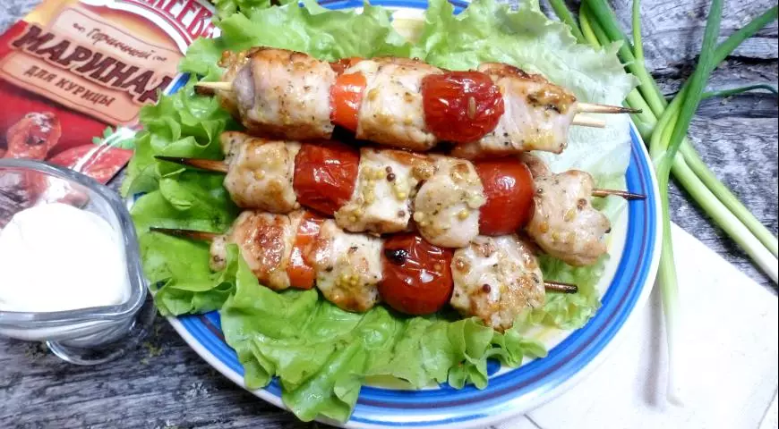 Appelez mini brochettes avec des verts et une sauce bien-aimée