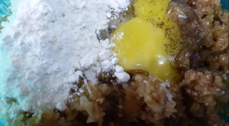 Mengisar bawang, kentang dan terung, tambah tepung, telur dan rempah