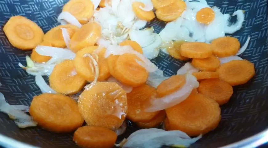 پیاز و هویج خرد شده تا طلایی