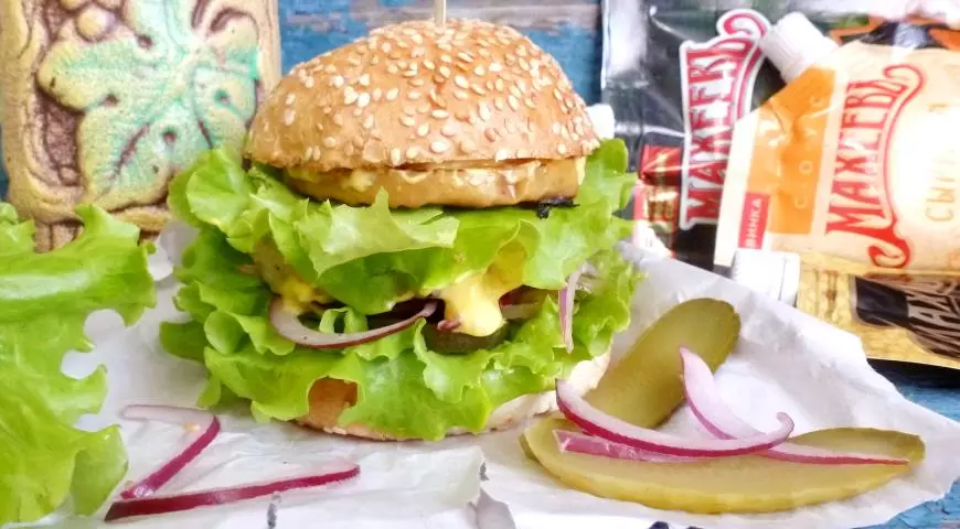 Hambúrguer com costoleta de frango e maçã grelhada com Maheyev