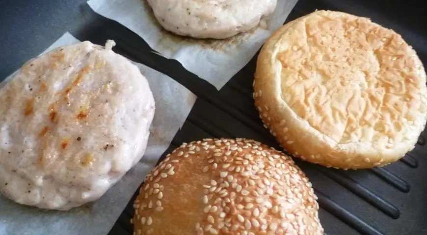 Foto madlavning opskrift: burger med kylling cutlet og æble grillet med maheyev, trin nummer 1