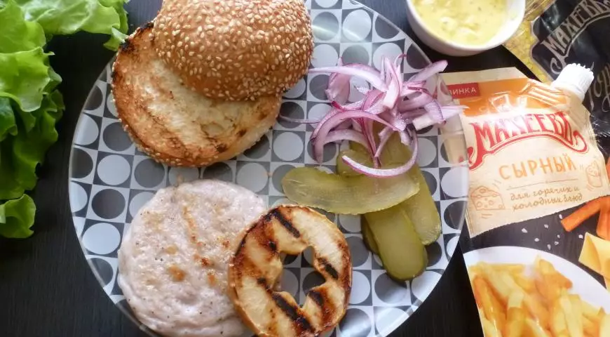 Receita de cozinhar foto: hambúrguer com costeleta de frango e maçã grelhada com Maheyev, passo número 2