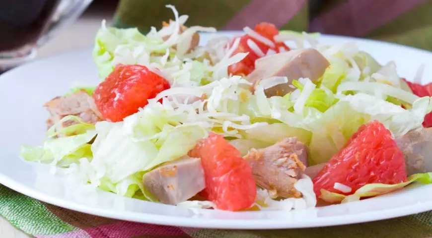 Naanị salad: 3 ngwa ngwa, na-atọ ụtọ na ezi obi 74747_3