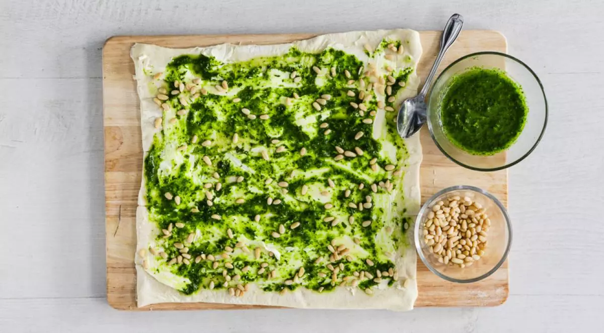 Stockfoto Koken recept: Cear lummy with room kaas, pesto saus en cedernoten, stap nummer 2