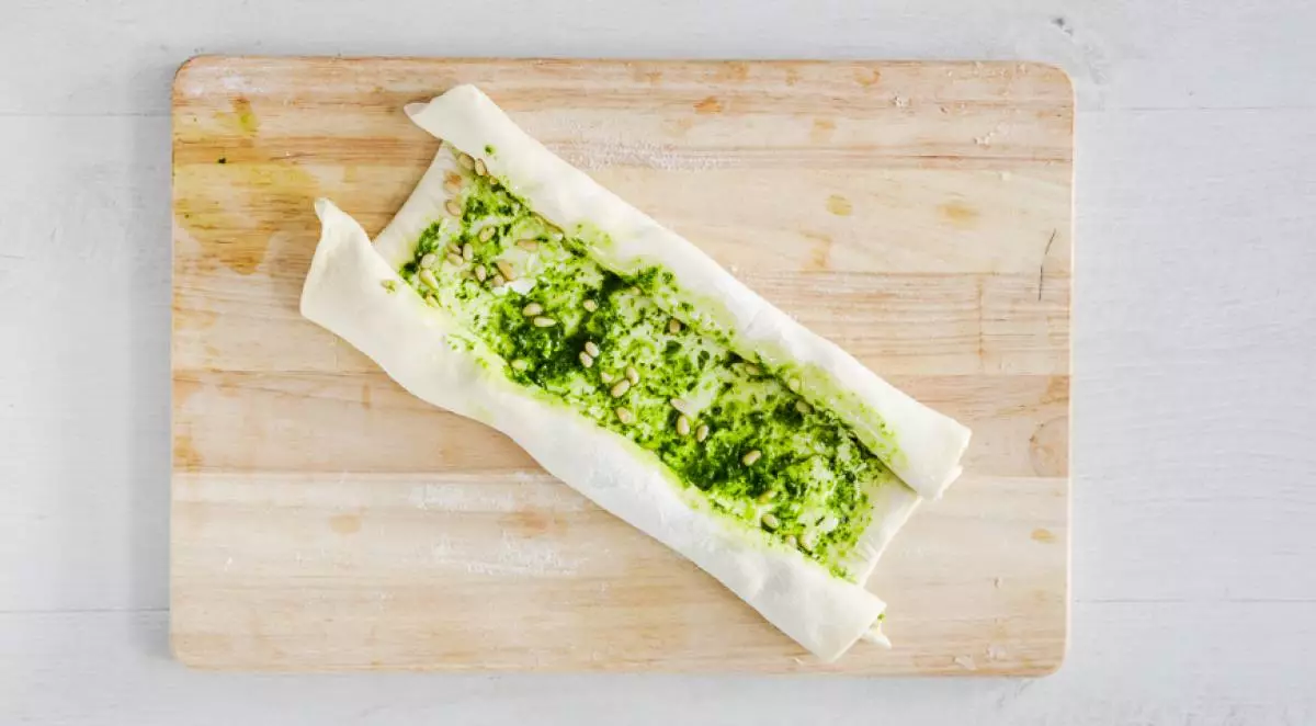 Stock foto memasak resep: telinga layer dengan krim keju, saus pesto dan kacang cedar, langkah nomor 3