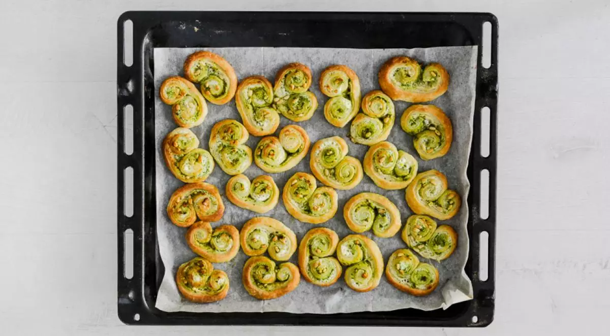 Foto van de voorbereiding van een recept: oren van laag met roomkaas, pestosaus en cedernoten, stap getal 4