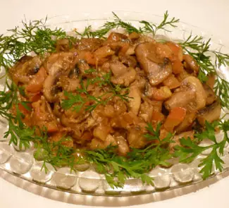 Champignons yn akute saus