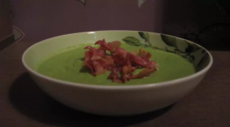 Broccoli soup with bacon