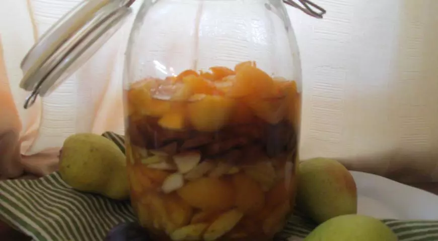 Bacche a fette o frutta con zucchero pour rum