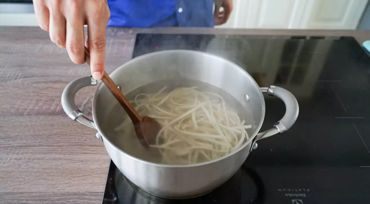 สูตรการปรุงอาหารภาพถ่าย: ก๋วยเตี๋ยวข้าวสาลีสูตรพื้นฐานขั้นตอนที่ 3