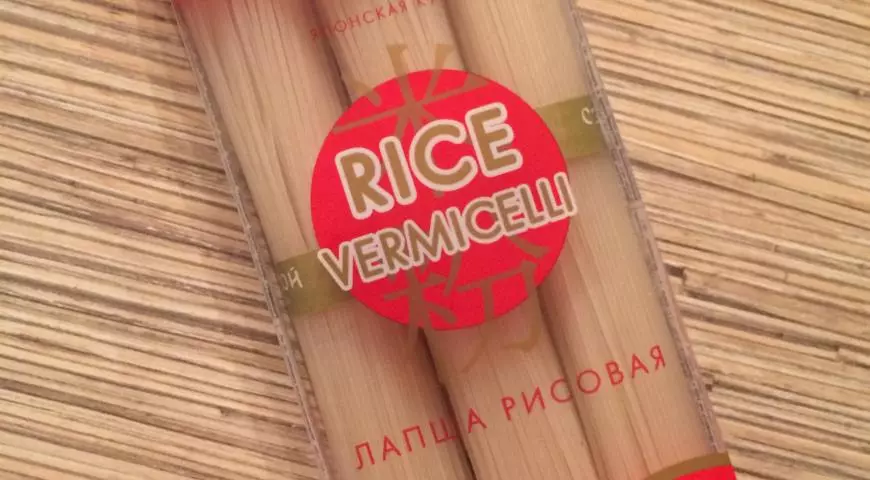 Prokuhajte rezanci od riže na spremnost