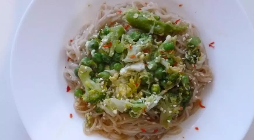 Mi siap siap dengan sayur-sayuran wok