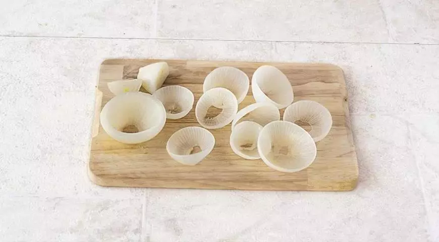 Para la cebolla rellena, cuidadosamente, prepare cada bulbo.