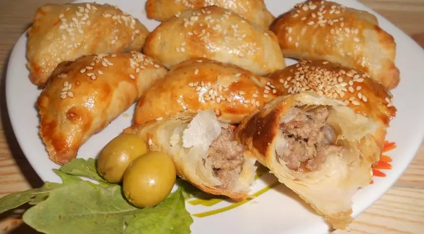 Kupikia empanades pies.