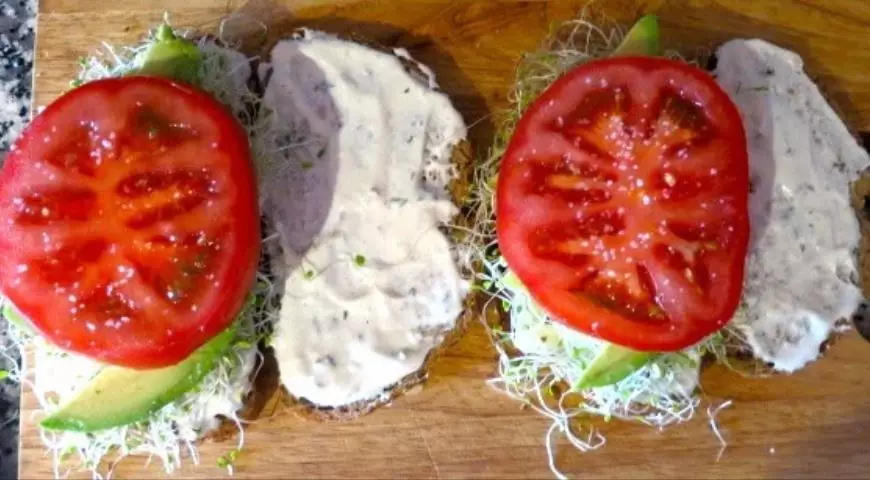 Chúng tôi thu thập bánh sandwiches.