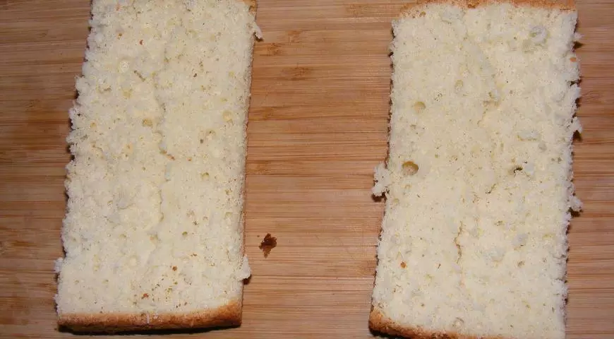 Исеците тесто за кеке за колаче у облику правоугаоника
