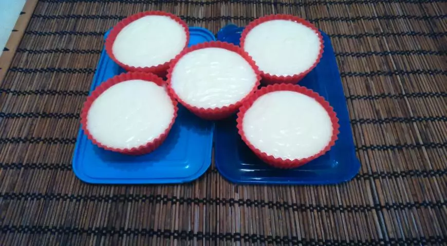 Spill vanilla puding pinaagi sa mga hulmahan