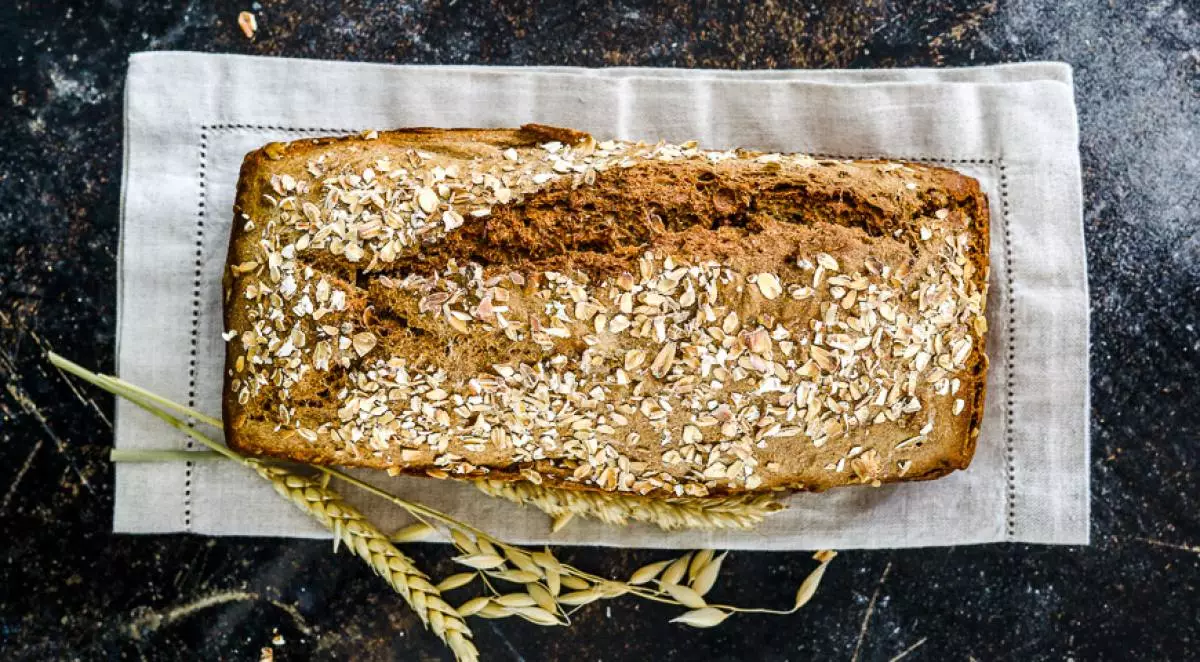 Ruski-irski brezboren kruh s semeni