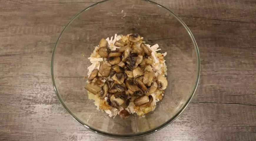 Fry-uien en champignons, voeg ze toe aan gesneden kipfilet en eieren