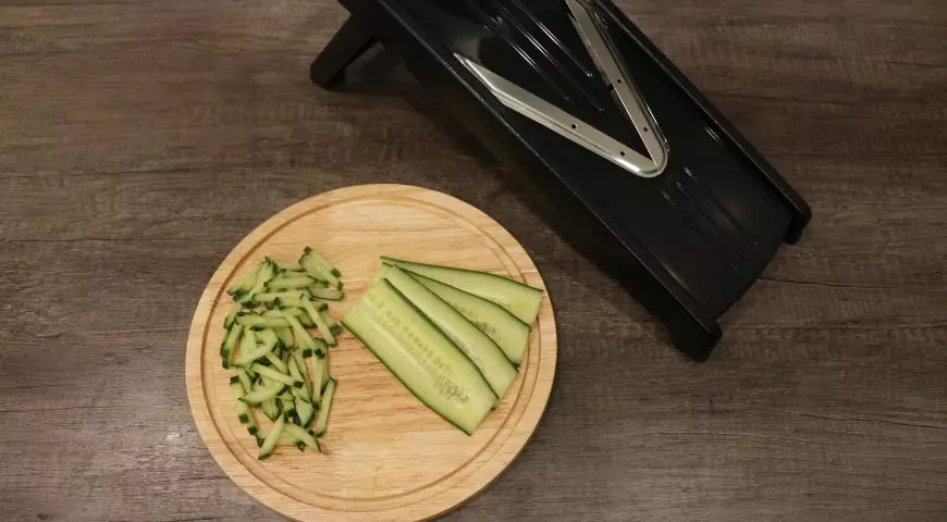 Skerið ferska agúrka fyrir salat lítið strá