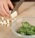 Foto de stock Receta de cocina: ensalada de verduras fritas, paso número 2