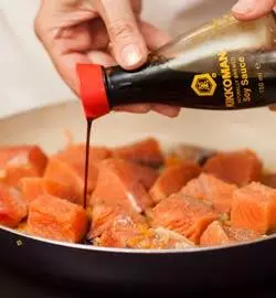 Wêneyê amadekirina Recipe: Salmon Stor bi Carrots, Pieve, Soy Sauce and Basmati Rice, Step №4