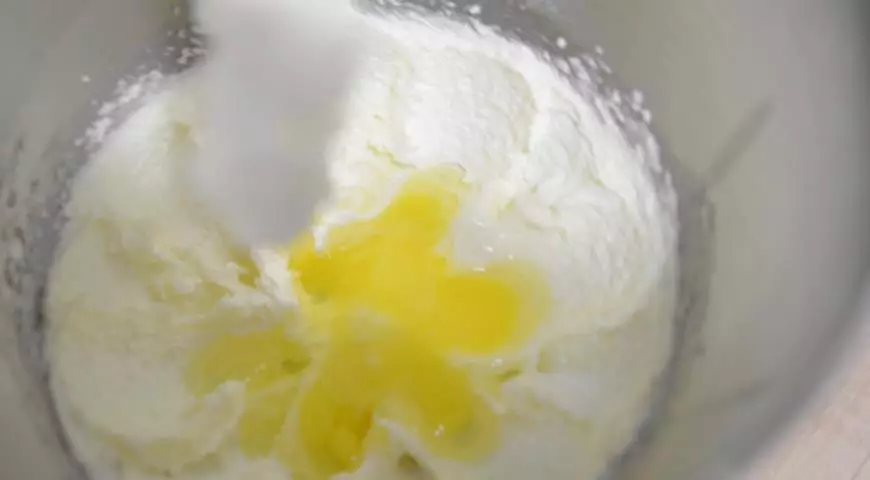 मलाईदार तेल और चीनी के साथ अंडे चाबुक
