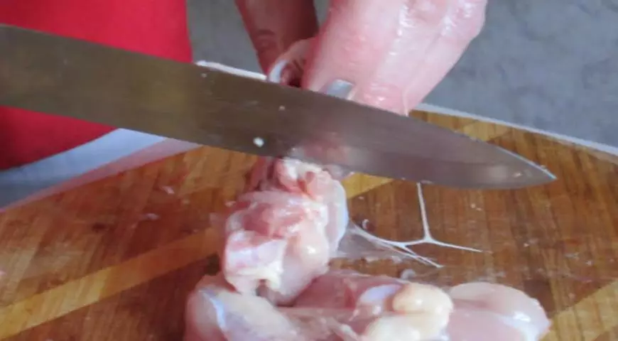 Tagliare la carne con prosciutto per le gambe delle riprese