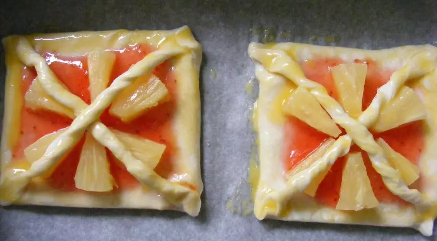 Bake en kake med jordbær syltetøy