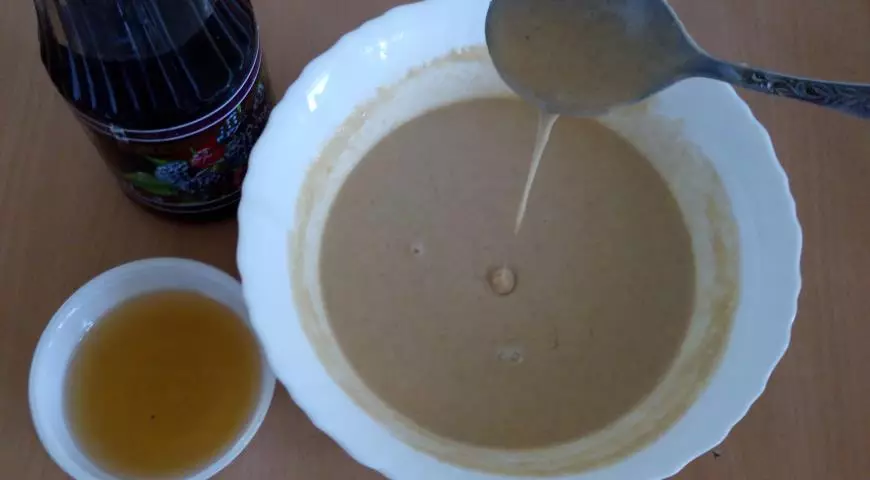 Dilute juice at magdagdag ng honey.