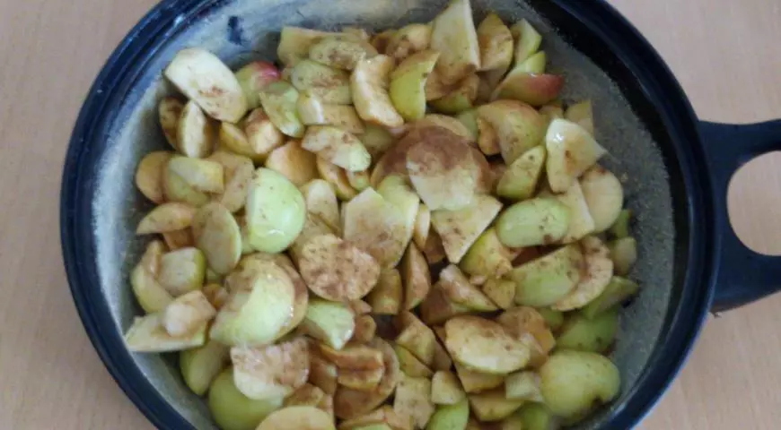 Ilagay ang Apple Charlotte na inihurnong sa oven