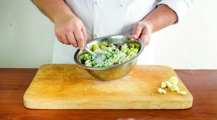 Foto persiapan resep: Olivier dengan lidah, langkah nomor 6