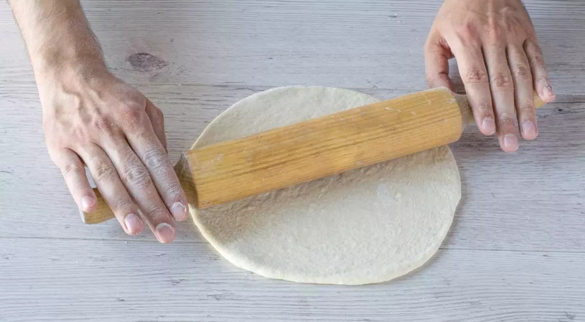 Göbələk ilə Lenten pastası, xəmiri yuvarlayın