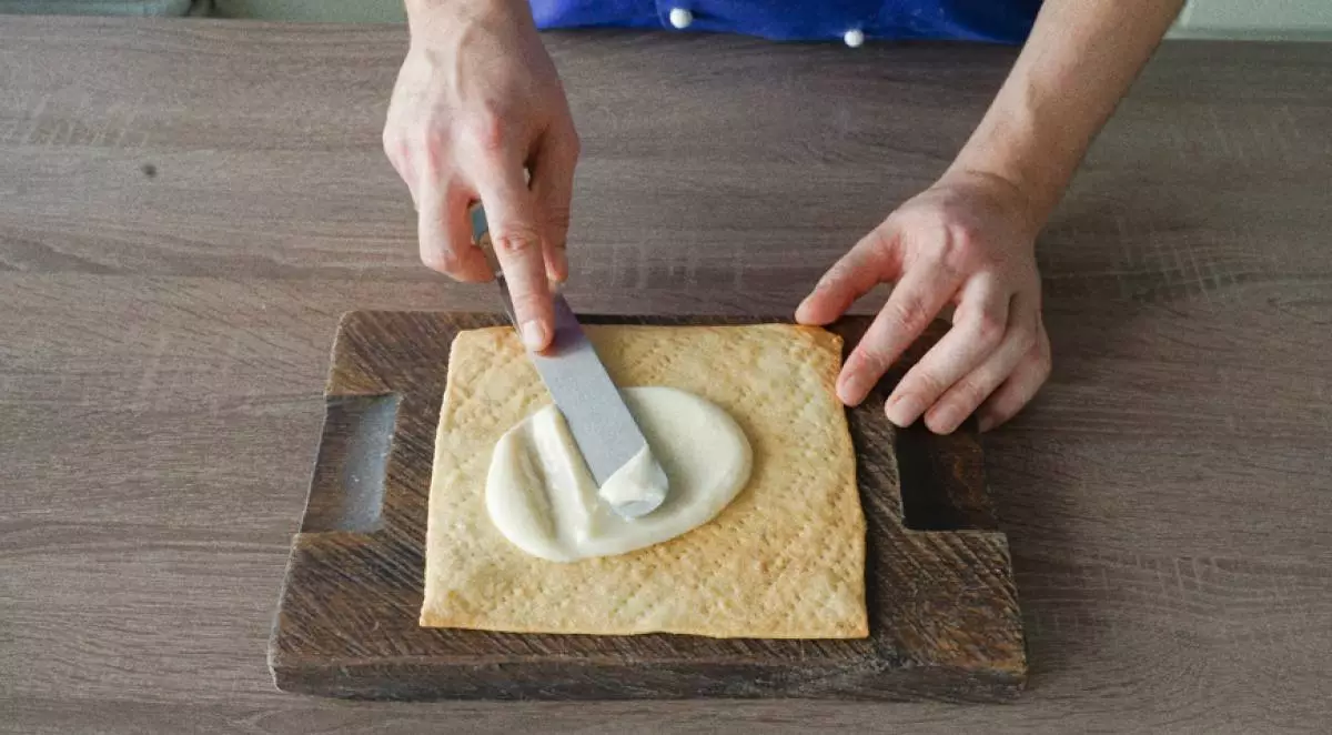 Bolo de Napoleão com creme, molho de creme de bolo