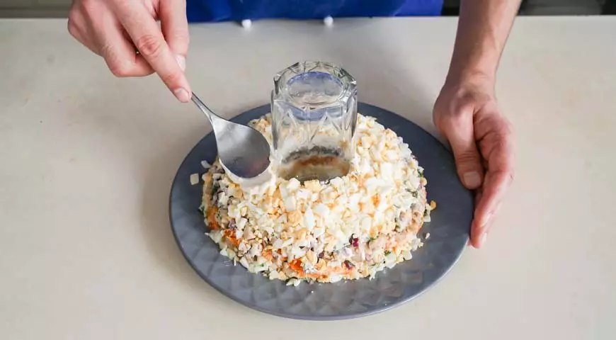 Bracciale in insalata di melograno con pollo, poi strati uova, lubrificare la maionese