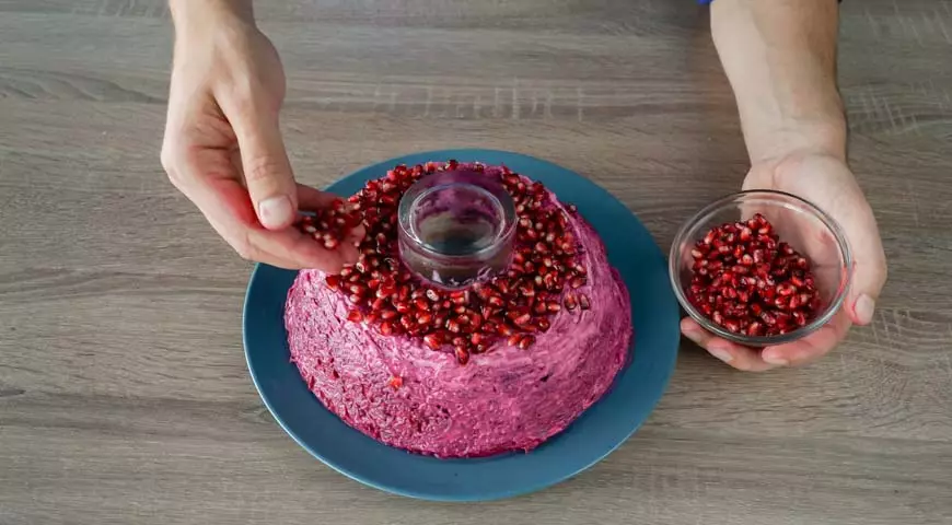 Salata Pomegranate zapestnica s slanino, mazanje majoneze, pokrijte solato z granatnimi zrnami