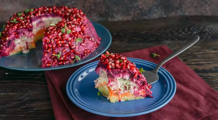 Salad Pomegranate pulseras na may bacon, cool sa refrigerator at maglingkod sa talahanayan