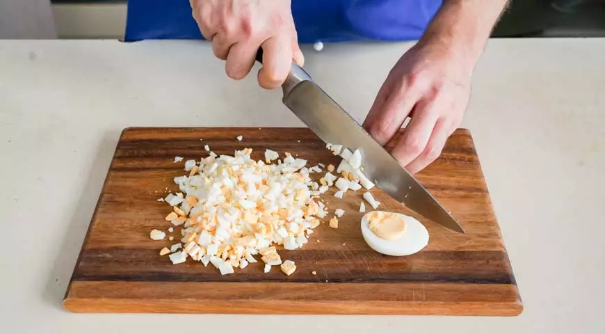 Braccialetto del melograno dell insalata con il pollo, uova finemente tagliate