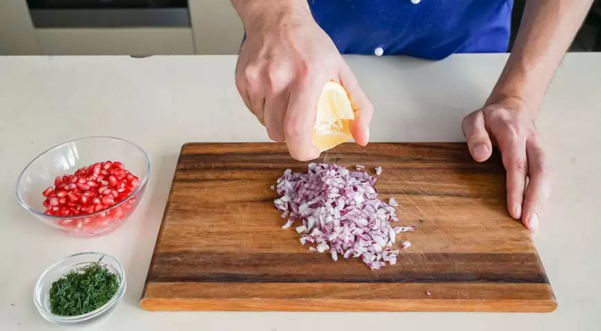 Braccialetto di pollo del melograno del melograno, tagliare la finemente cipolla e picchiata con il succo di limone, abbattuto il dell, pulire la granata