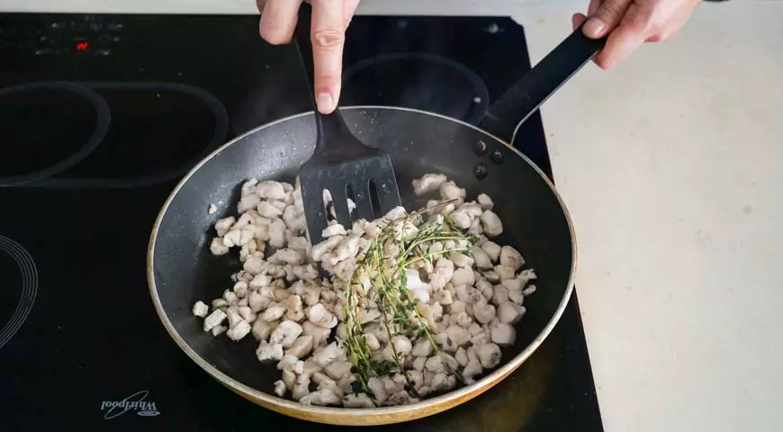 Braccialetto di pollo del melograno del melograno, carne di pollo frigge e timo e su calore elevato